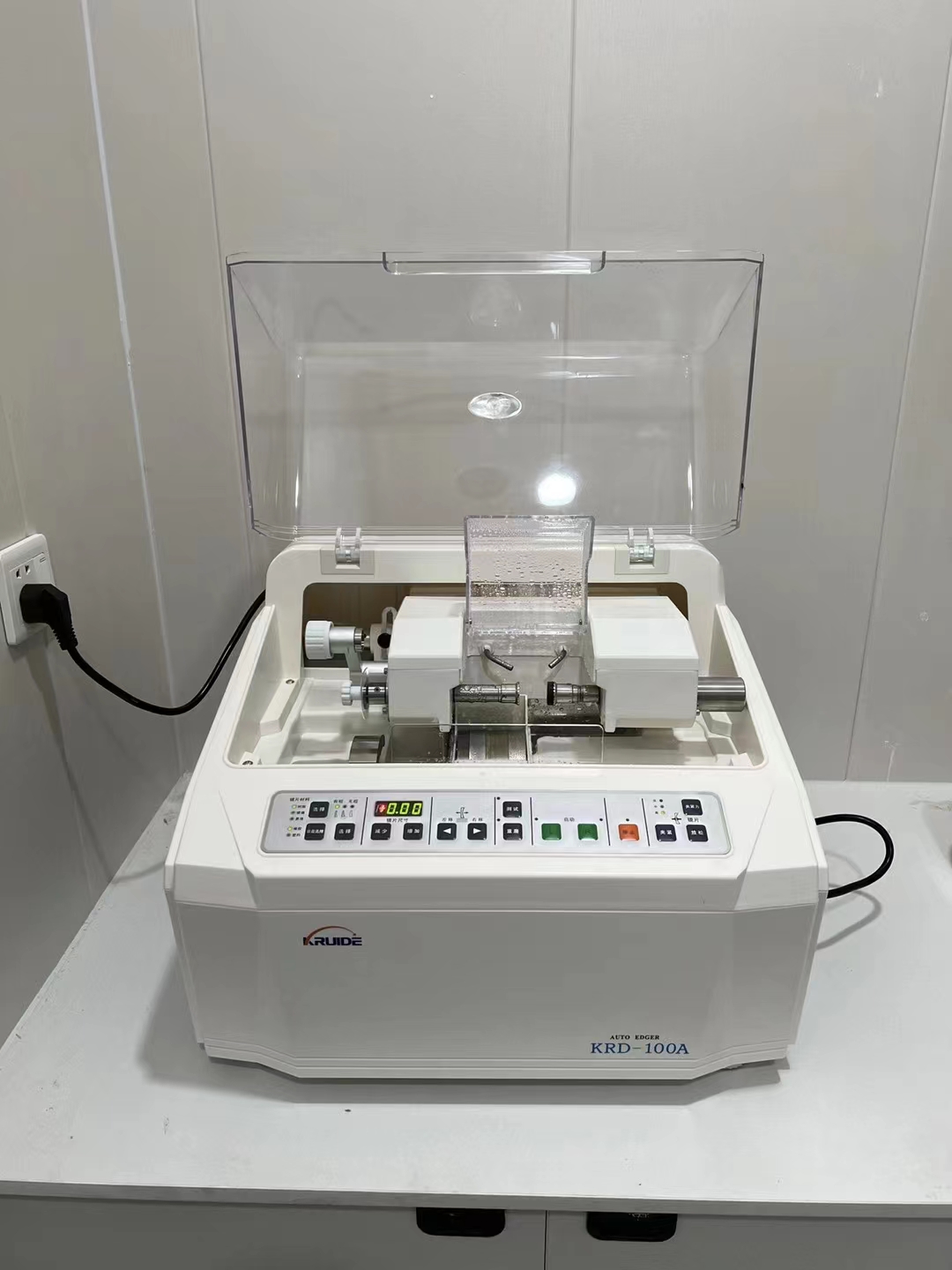 全自动磨边机厂家-眼镜设备制造商-眼镜店设备生产-免模板磨边机价格-上海科瑞得精密仪器有限公司