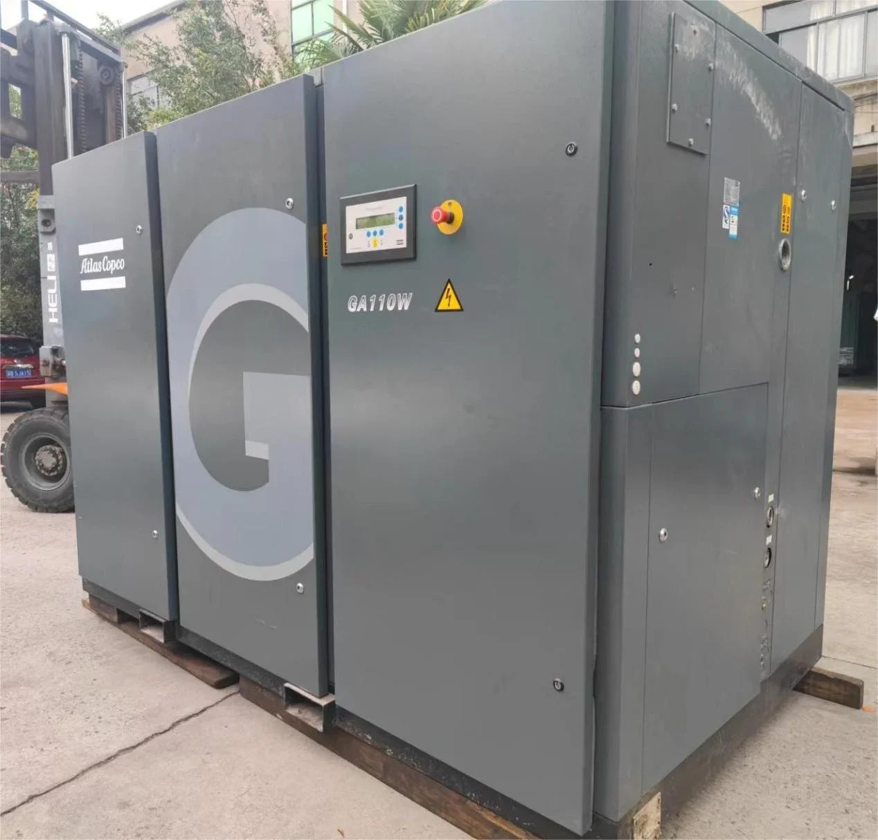 What is the compressor loading and unloading control method?