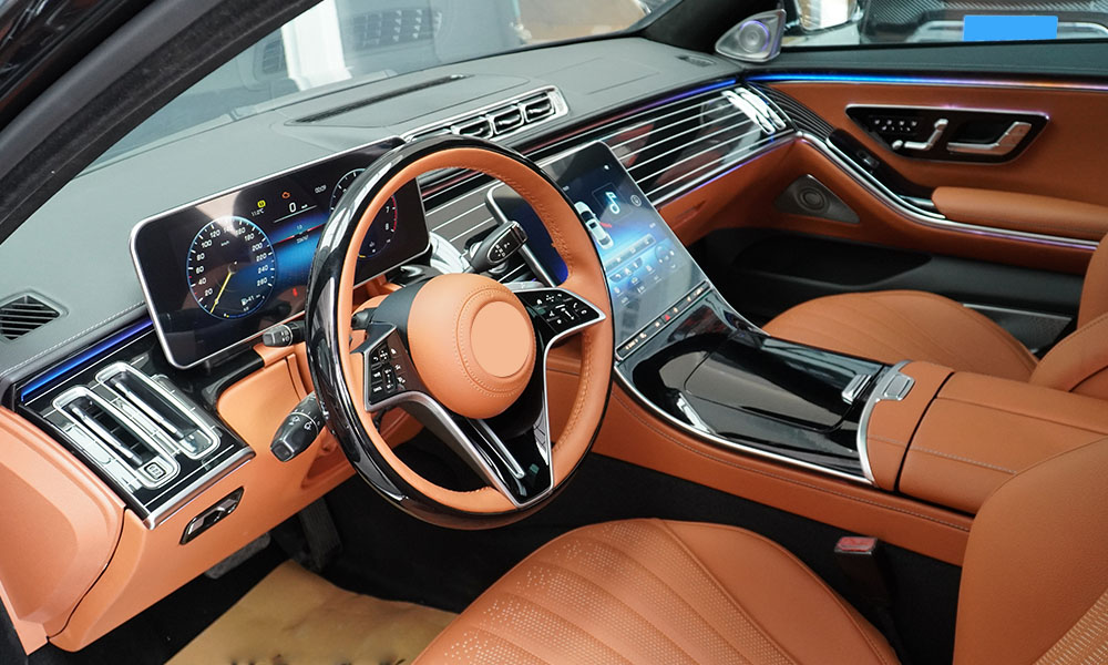 The old S-class w221 is upgraded to the S-class w223